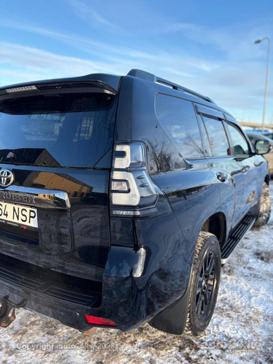 Black Toyota Land Cruiser 2021 in Tallinn, with an engine capacity of 2.80 L and mileage of 94 thousand km for 50000 €, photo 6 on AUTOMOTO.COM.LV