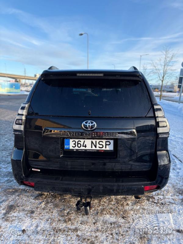 Melns Toyota Land Cruiser 2021 Tallina, ar dzinēja tilpumu 2.80 L un nobraukumu 94 tūkst. km par 50000 €, foto 8 vietnē AUTOMOTO.COM.LV