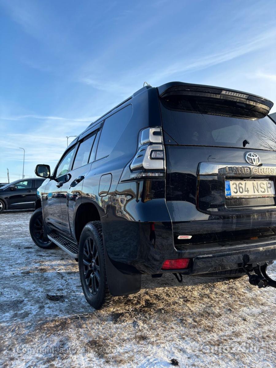 Black Toyota Land Cruiser 2021 in Tallinn, with an engine capacity of 2.80 L and mileage of 94 thousand km for 50000 €, photo 13 on AUTOMOTO.COM.LV