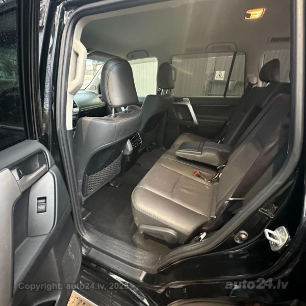 Melns Toyota Land Cruiser 2021 Tallina, ar dzinēja tilpumu 2.80 L un nobraukumu 91 tūkst. km par 50000 €, foto 11 vietnē AUTOMOTO.COM.LV