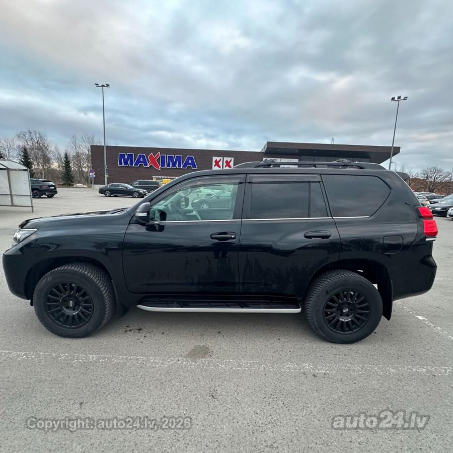 Black Toyota Land Cruiser 2021 in Tallinn, with an engine capacity of 2.80 L and mileage of 91 thousand km for 50000 €, photo 23 on AUTOMOTO.COM.LV
