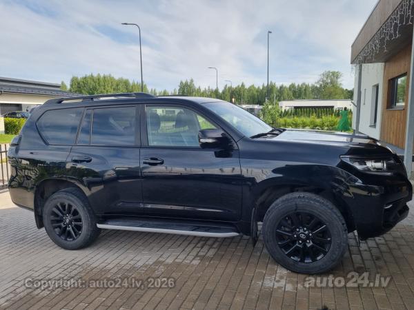 Melns Toyota Land Cruiser 2021 Tartu, ar dzinēja tilpumu 2.80 L un nobraukumu 136 tūkst. km par 55900 €, foto  vietnē AUTOMOTO.COM.LV