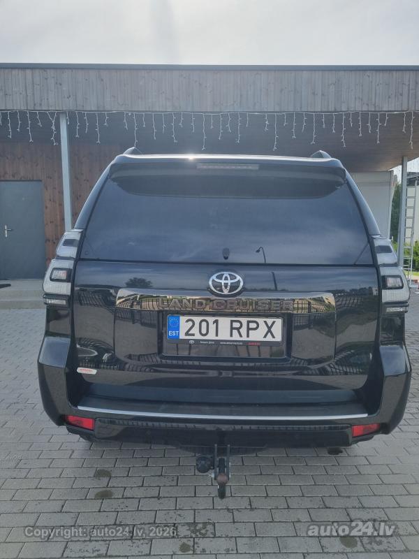Melns Toyota Land Cruiser 2021 Tartu, ar dzinēja tilpumu 2.80 L un nobraukumu 136 tūkst. km par 55900 €, foto 3 vietnē AUTOMOTO.COM.LV