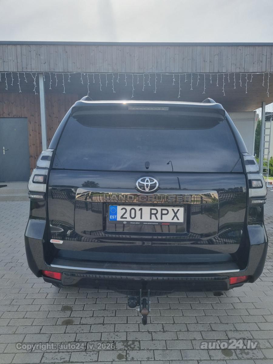 Melns Toyota Land Cruiser 2021 Tartu, ar dzinēja tilpumu 2.80 L un nobraukumu 136 tūkst. km par 55900 €, foto 4 vietnē AUTOMOTO.COM.LV