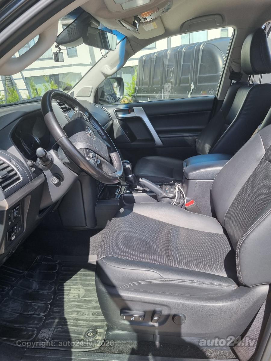 Melns Toyota Land Cruiser 2021 Tartu, ar dzinēja tilpumu 2.80 L un nobraukumu 136 tūkst. km par 55900 €, foto 7 vietnē AUTOMOTO.COM.LV