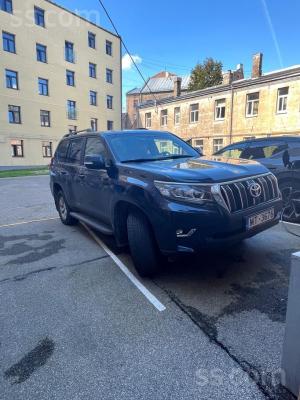 Melns Toyota Land Cruiser 2021 Rīga, ar dzinēja tilpumu 2.80 L un nobraukumu 112 tūkst. km par 43900 €, foto  vietnē AUTOMOTO.COM.LV
