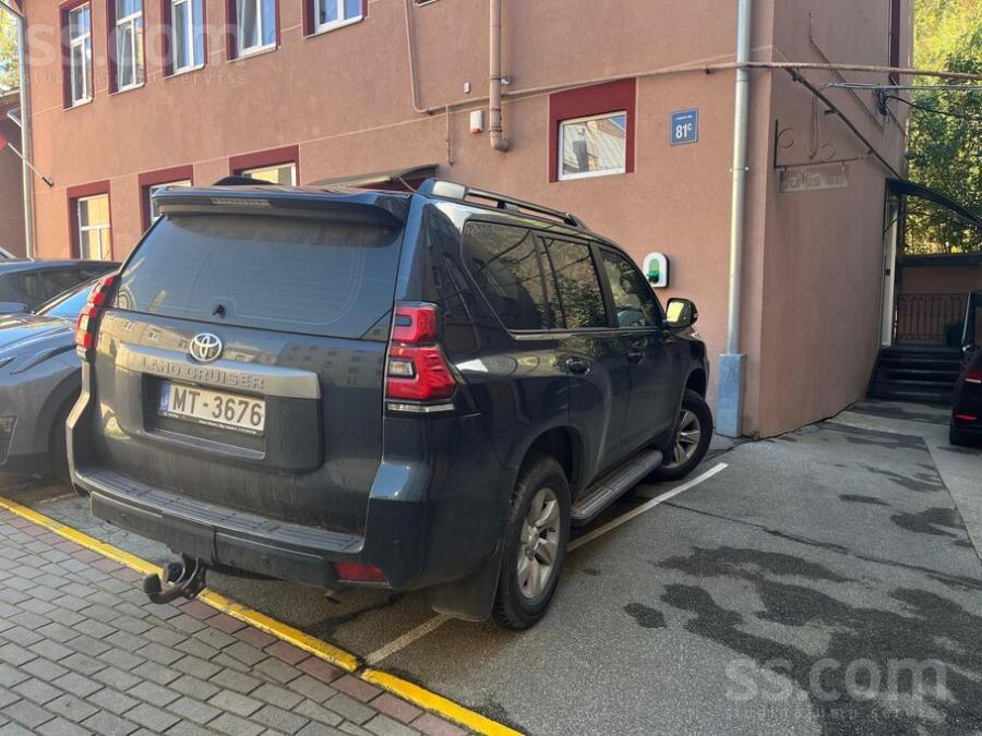Black Toyota Land Cruiser 2021 in Riga, with an engine capacity of 2.80 L and mileage of 112 thousand km for 43900 €, photo 4 on AUTOMOTO.COM.LV