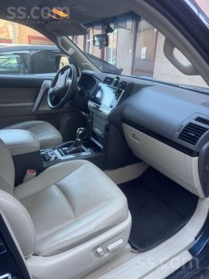 Black Toyota Land Cruiser 2021 in Riga, with an engine capacity of 2.80 L and mileage of 112 thousand km for 43900 €, photo 5 on AUTOMOTO.COM.LV