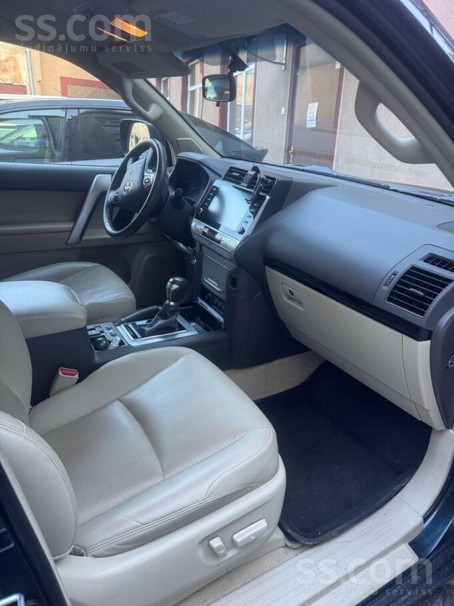 Black Toyota Land Cruiser 2021 in Riga, with an engine capacity of 2.80 L and mileage of 112 thousand km for 43900 €, photo 5 on AUTOMOTO.COM.LV