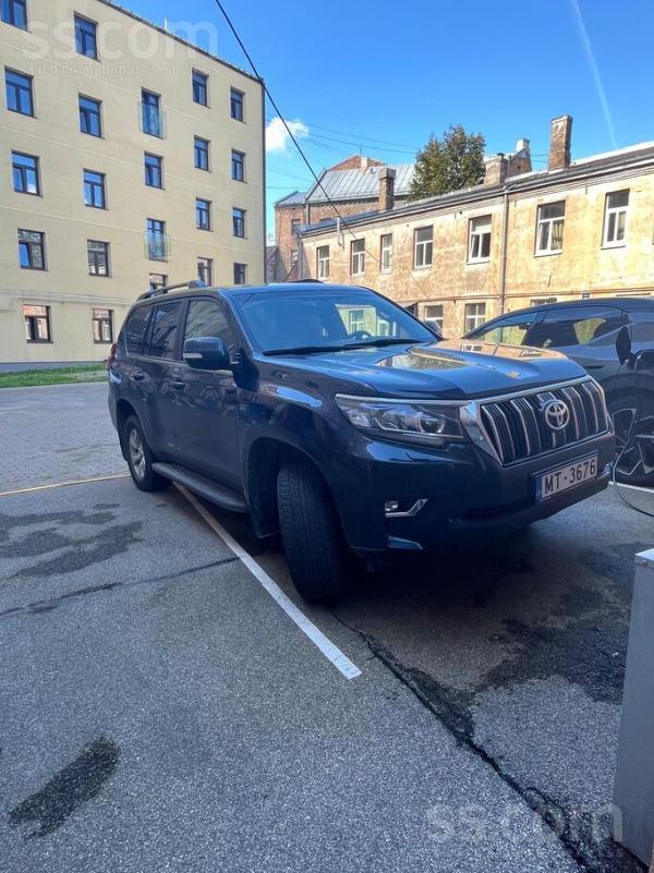 Toyota Land Cruiser 2021 in Riga on AUTOMOTO.COM.LV Black Toyota Land Cruiser 2021 in Riga, with an engine capacity of 2.80 L and mileage of 112 thousand km for 42500 €, photo 5 on AUTOMOTO.COM.LV
