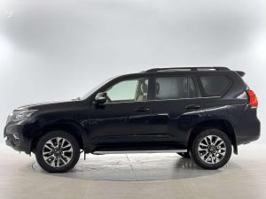 Melns Toyota Land Cruiser 2022 Viļņa, ar dzinēja tilpumu 2.76 L un nobraukumu 70 tūkst. km par 49900 €, foto 3 vietnē AUTOMOTO.COM.LV