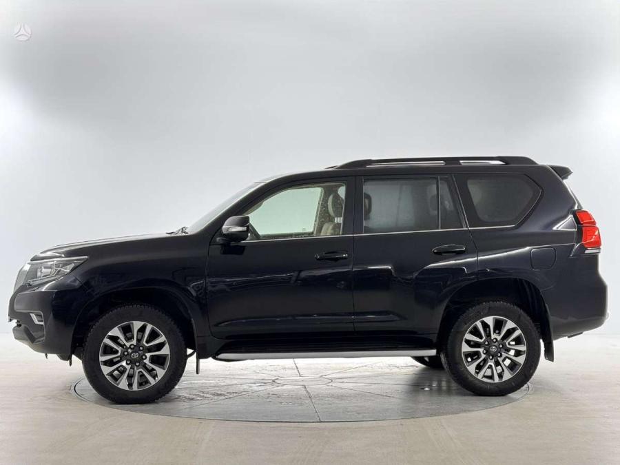 Melns Toyota Land Cruiser 2022 Viļņa, ar dzinēja tilpumu 2.76 L un nobraukumu 70 tūkst. km par 49900 €, foto 3 vietnē AUTOMOTO.COM.LV