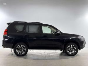 Melns Toyota Land Cruiser 2022 Viļņa, ar dzinēja tilpumu 2.76 L un nobraukumu 70 tūkst. km par 49900 €, foto 6 vietnē AUTOMOTO.COM.LV