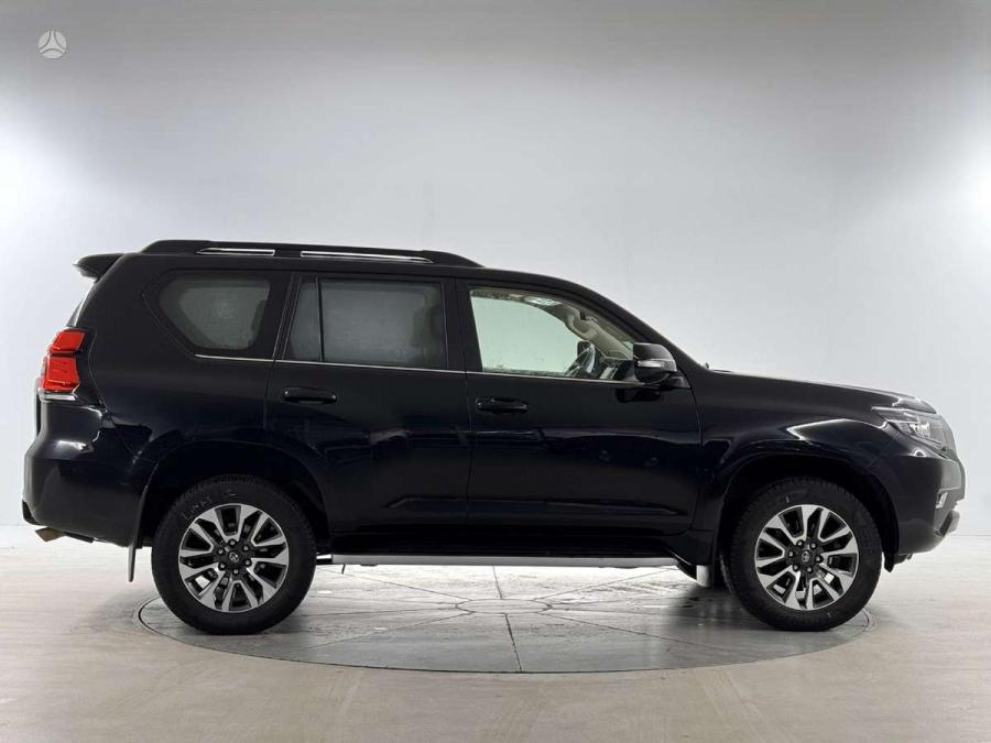 Melns Toyota Land Cruiser 2022 Viļņa, ar dzinēja tilpumu 2.76 L un nobraukumu 70 tūkst. km par 49900 €, foto 6 vietnē AUTOMOTO.COM.LV