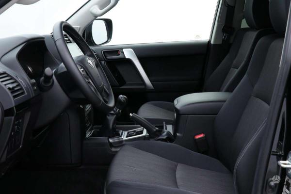 Melns Toyota Land Cruiser 2022 Viļņa, ar dzinēja tilpumu 2.76 L un nobraukumu 23 tūkst. km par 61990 €, foto 11 vietnē AUTOMOTO.COM.LV