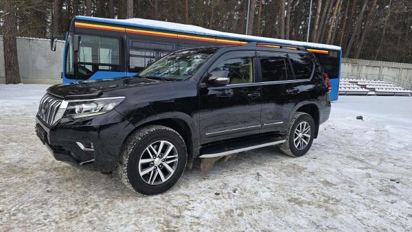 Melns Toyota Land Cruiser 2022 Kauņa, ar dzinēja tilpumu 2.76 L un nobraukumu 133 tūkst. km par 34550 €, foto 1 vietnē AUTOMOTO.COM.LV