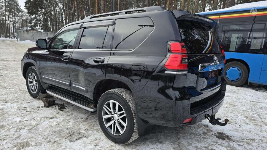 Melns Toyota Land Cruiser 2022 Kauņa, ar dzinēja tilpumu 2.76 L un nobraukumu 133 tūkst. km par 34550 €, foto 3 vietnē AUTOMOTO.COM.LV
