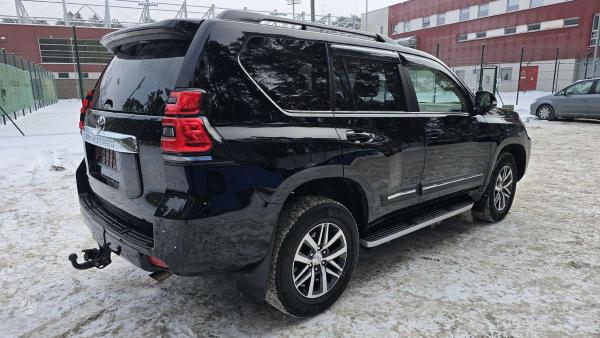 Melns Toyota Land Cruiser 2022 Kauņa, ar dzinēja tilpumu 2.76 L un nobraukumu 133 tūkst. km par 34550 €, foto 5 vietnē AUTOMOTO.COM.LV