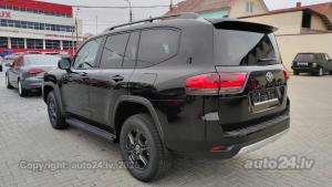 Melns Toyota Land Cruiser 2022 Tallina, ar dzinēja tilpumu 3.30 L un nobraukumu 85 tūkst. km par 147000 €, foto 4 vietnē AUTOMOTO.COM.LV