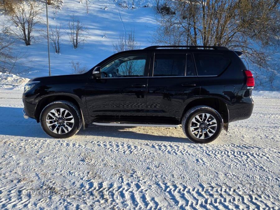Black Toyota Land Cruiser 2022 in Tallinn, with an engine capacity of 2.80 L and mileage of 122 thousand km for 50000 €, photo 2 on AUTOMOTO.COM.LV
