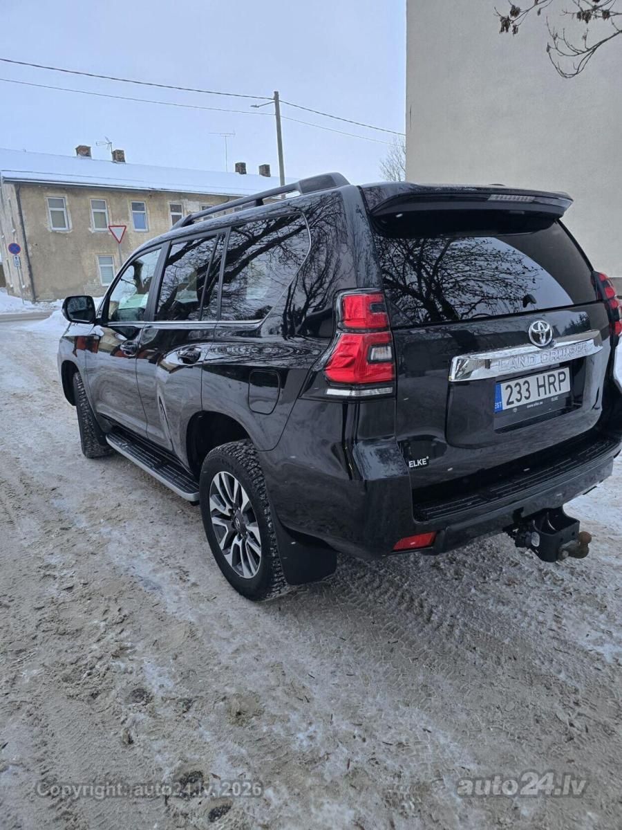 Black Toyota Land Cruiser 2022 in Tallinn, with an engine capacity of 2.80 L and mileage of 122 thousand km for 50000 €, photo 6 on AUTOMOTO.COM.LV