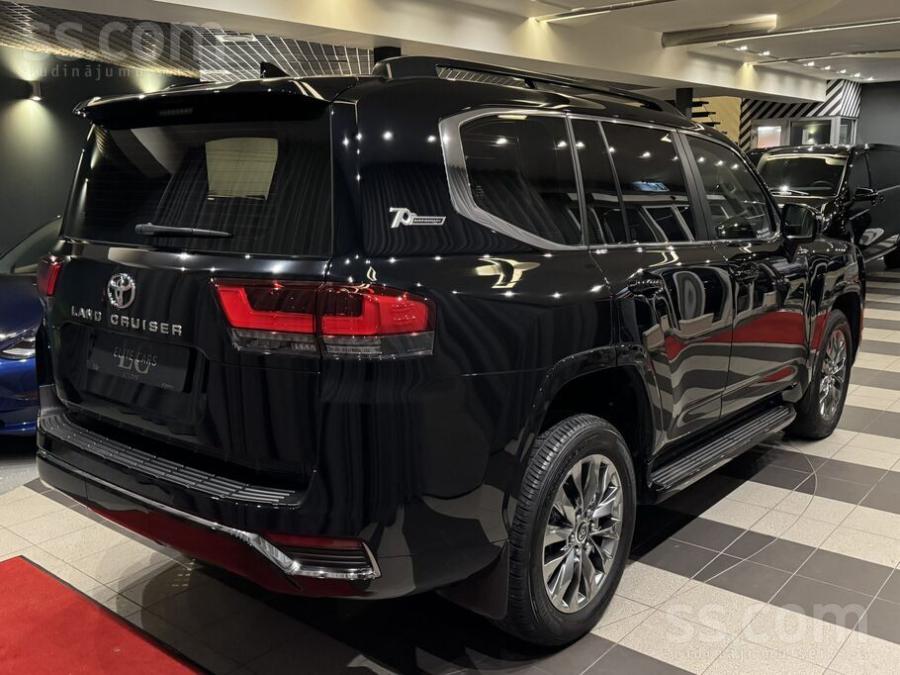 Melns Toyota Land Cruiser 2022 Rīga, ar dzinēja tilpumu 3.30 L un nobraukumu 3 tūkst. km par 135000 €, foto 5 vietnē AUTOMOTO.COM.LV