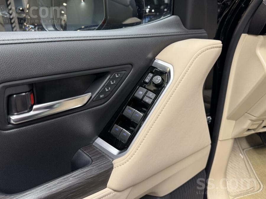 Melns Toyota Land Cruiser 2022 Rīga, ar dzinēja tilpumu 3.30 L un nobraukumu 3 tūkst. km par 135000 €, foto 10 vietnē AUTOMOTO.COM.LV