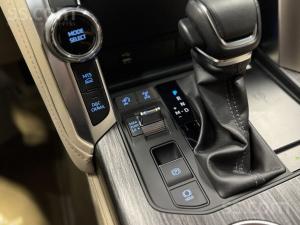 Melns Toyota Land Cruiser 2022 Rīga, ar dzinēja tilpumu 3.30 L un nobraukumu 3 tūkst. km par 135000 €, foto 30 vietnē AUTOMOTO.COM.LV
