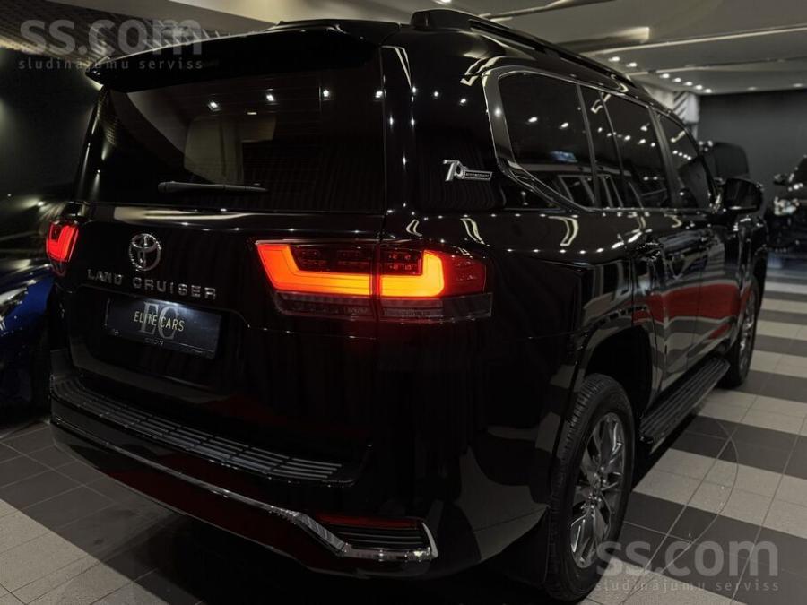 Melns Toyota Land Cruiser 2022 Rīga, ar dzinēja tilpumu 3.30 L un nobraukumu 3 tūkst. km par 135000 €, foto 34 vietnē AUTOMOTO.COM.LV