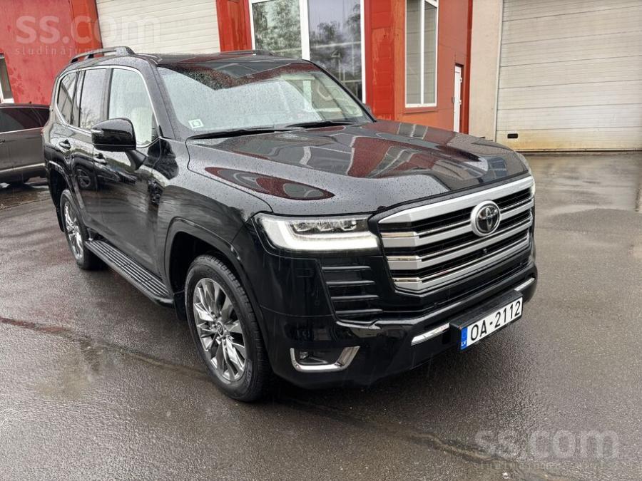 Black Toyota Land Cruiser 2022 in Riga, with an engine capacity of 3.30 L and mileage of 1 thousand km for 148500 €, photo 3 on AUTOMOTO.COM.LV