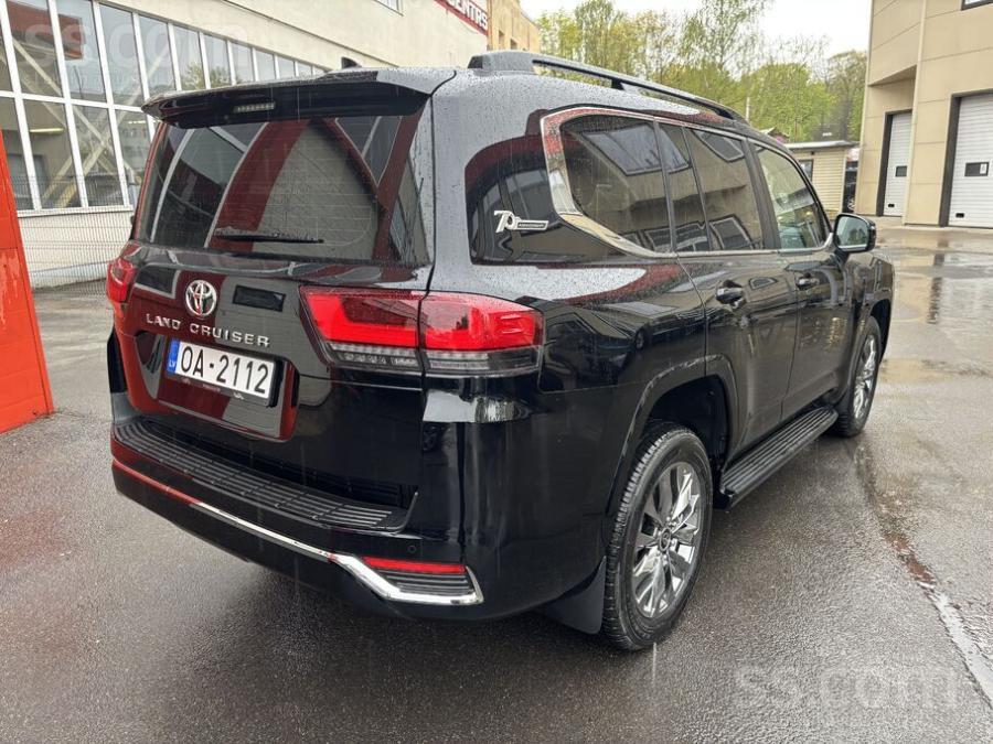 Black Toyota Land Cruiser 2022 in Riga, with an engine capacity of 3.30 L and mileage of 1 thousand km for 148500 €, photo 4 on AUTOMOTO.COM.LV