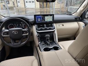 Black Toyota Land Cruiser 2022 in Riga, with an engine capacity of 3.30 L and mileage of 1 thousand km for 148500 €, photo 5 on AUTOMOTO.COM.LV
