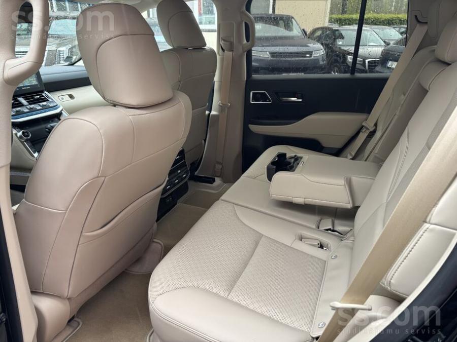 Black Toyota Land Cruiser 2022 in Riga, with an engine capacity of 3.30 L and mileage of 1 thousand km for 148500 €, photo 6 on AUTOMOTO.COM.LV