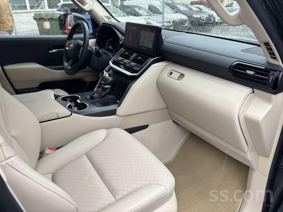 Black Toyota Land Cruiser 2022 in Riga, with an engine capacity of 3.30 L and mileage of 1 thousand km for 148500 €, photo 8 on AUTOMOTO.COM.LV