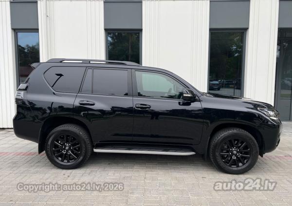 Melns Toyota Land Cruiser 2022 Tallina, ar dzinēja tilpumu 2.80 L un nobraukumu 90 tūkst. km par 53990 €, foto 4 vietnē AUTOMOTO.COM.LV