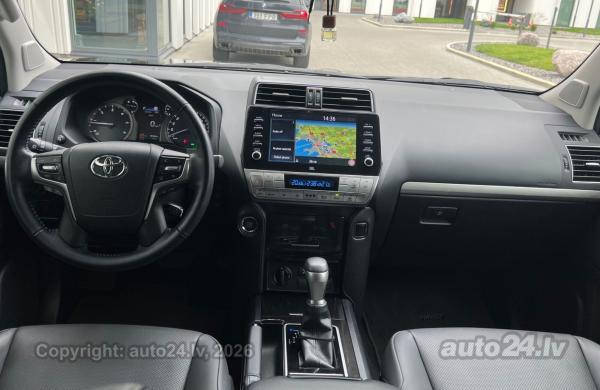 Melns Toyota Land Cruiser 2022 Tallina, ar dzinēja tilpumu 2.80 L un nobraukumu 90 tūkst. km par 53990 €, foto 8 vietnē AUTOMOTO.COM.LV
