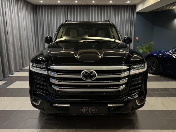 Melns Toyota Land Cruiser 2022 Rīga, ar dzinēja tilpumu 3.30 L un nobraukumu 3 tūkst. km par 135000 €, foto 1 vietnē AUTOMOTO.COM.LV