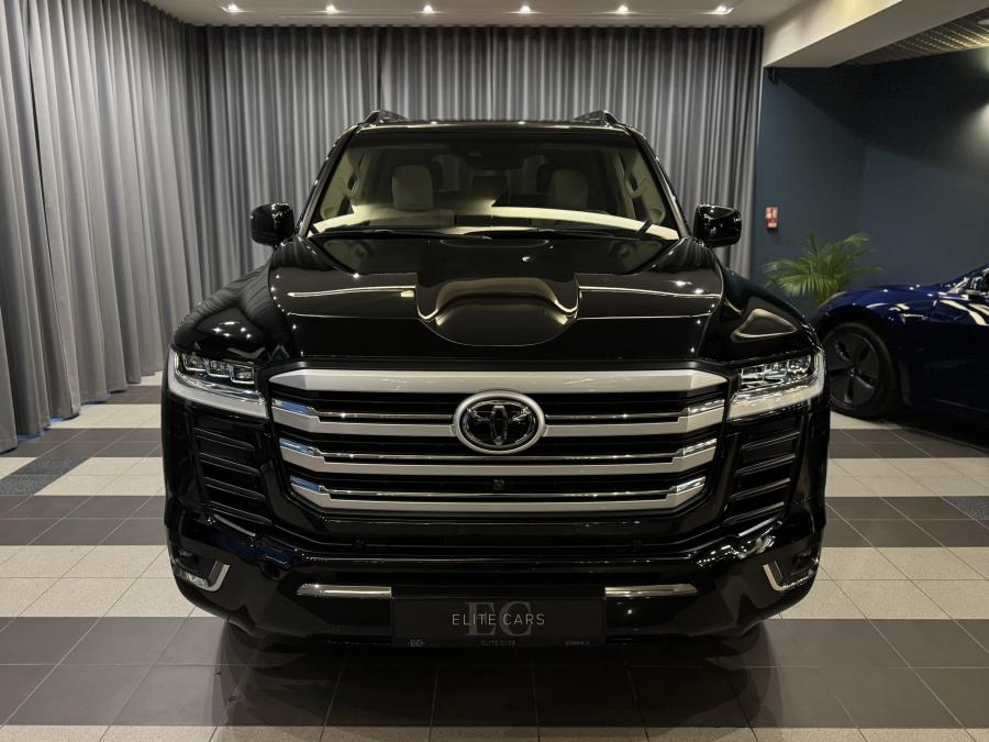 Black Toyota Land Cruiser 2022 in Riga, with an engine capacity of 3.30 L and mileage of 3 thousand km for 135000 €, photo 1 on AUTOMOTO.COM.LV