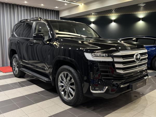 Melns Toyota Land Cruiser 2022 Rīga, ar dzinēja tilpumu 3.30 L un nobraukumu 3 tūkst. km par 135000 €, foto 2 vietnē AUTOMOTO.COM.LV