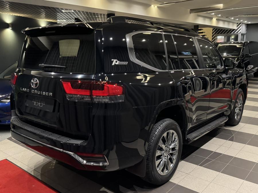 Black Toyota Land Cruiser 2022 in Riga, with an engine capacity of 3.30 L and mileage of 3 thousand km for 135000 €, photo 4 on AUTOMOTO.COM.LV