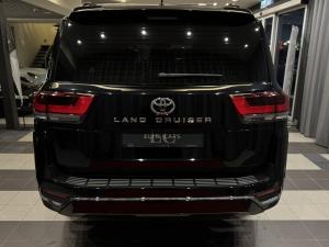 Black Toyota Land Cruiser 2022 in Riga, with an engine capacity of 3.30 L and mileage of 3 thousand km for 135000 €, photo 5 on AUTOMOTO.COM.LV