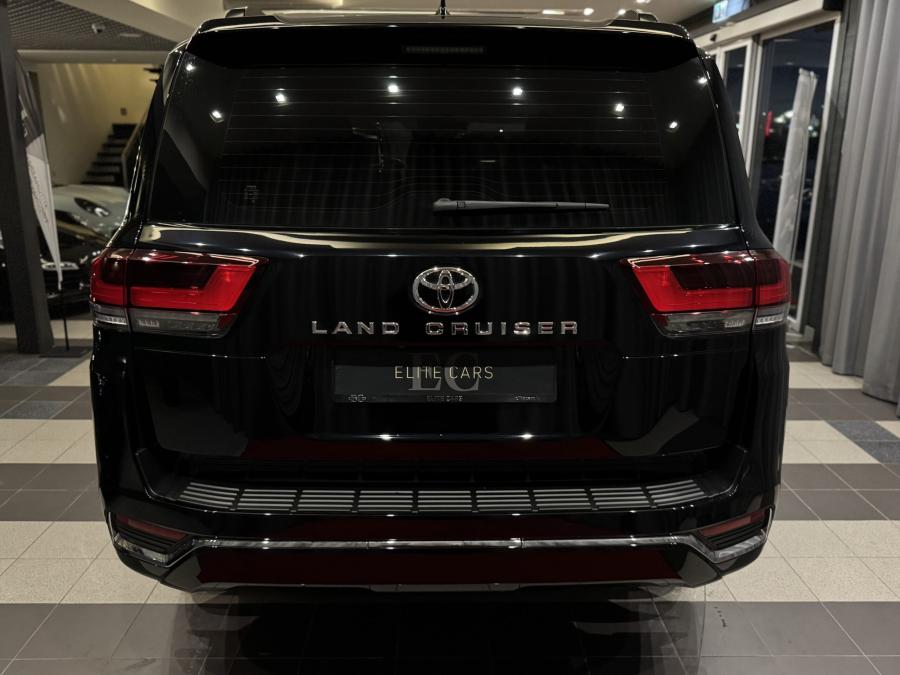 Black Toyota Land Cruiser 2022 in Riga, with an engine capacity of 3.30 L and mileage of 3 thousand km for 135000 €, photo 5 on AUTOMOTO.COM.LV