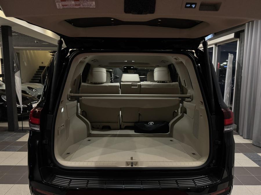 Black Toyota Land Cruiser 2022 in Riga, with an engine capacity of 3.30 L and mileage of 3 thousand km for 135000 €, photo 7 on AUTOMOTO.COM.LV