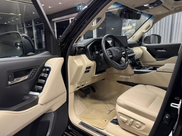 Melns Toyota Land Cruiser 2022 Rīga, ar dzinēja tilpumu 3.30 L un nobraukumu 3 tūkst. km par 135000 €, foto 7 vietnē AUTOMOTO.COM.LV