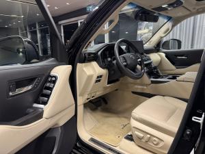 Black Toyota Land Cruiser 2022 in Riga, with an engine capacity of 3.30 L and mileage of 3 thousand km for 135000 €, photo 8 on AUTOMOTO.COM.LV