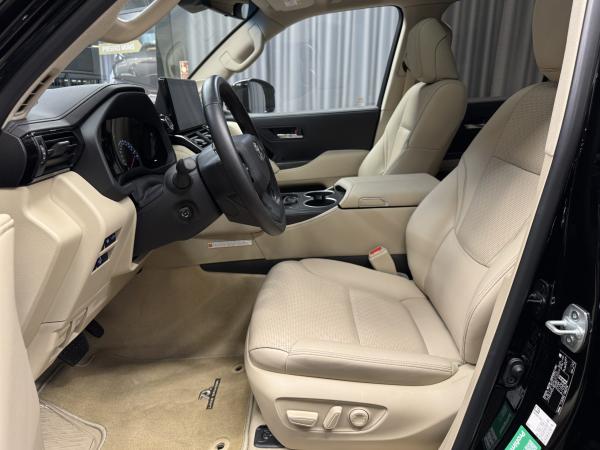 Melns Toyota Land Cruiser 2022 Rīga, ar dzinēja tilpumu 3.30 L un nobraukumu 3 tūkst. km par 135000 €, foto 9 vietnē AUTOMOTO.COM.LV