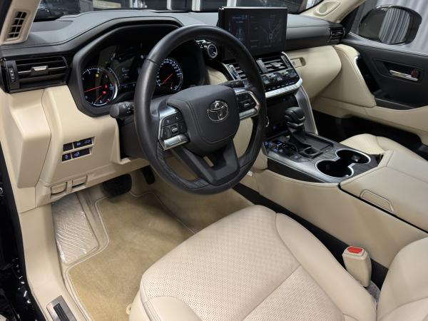 Melns Toyota Land Cruiser 2022 Rīga, ar dzinēja tilpumu 3.30 L un nobraukumu 3 tūkst. km par 135000 €, foto 10 vietnē AUTOMOTO.COM.LV