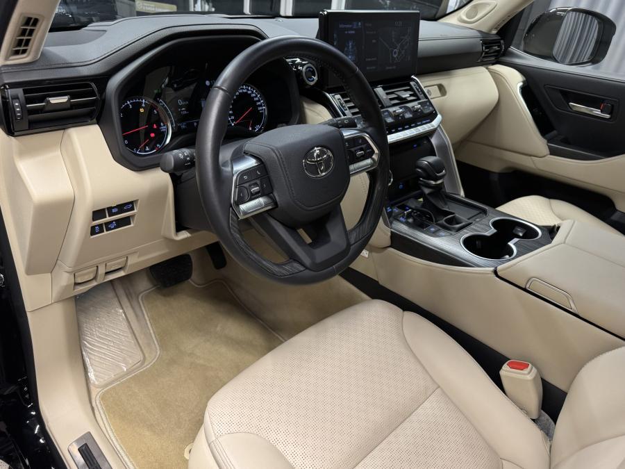 Black Toyota Land Cruiser 2022 in Riga, with an engine capacity of 3.30 L and mileage of 3 thousand km for 135000 €, photo 11 on AUTOMOTO.COM.LV