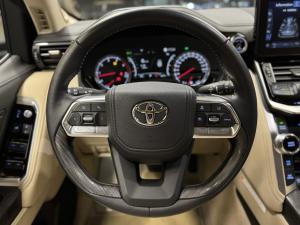 Black Toyota Land Cruiser 2022 in Riga, with an engine capacity of 3.30 L and mileage of 3 thousand km for 135000 €, photo 23 on AUTOMOTO.COM.LV