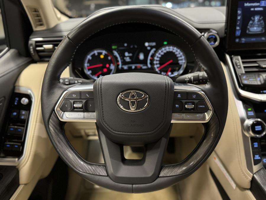 Black Toyota Land Cruiser 2022 in Riga, with an engine capacity of 3.30 L and mileage of 3 thousand km for 135000 €, photo 23 on AUTOMOTO.COM.LV